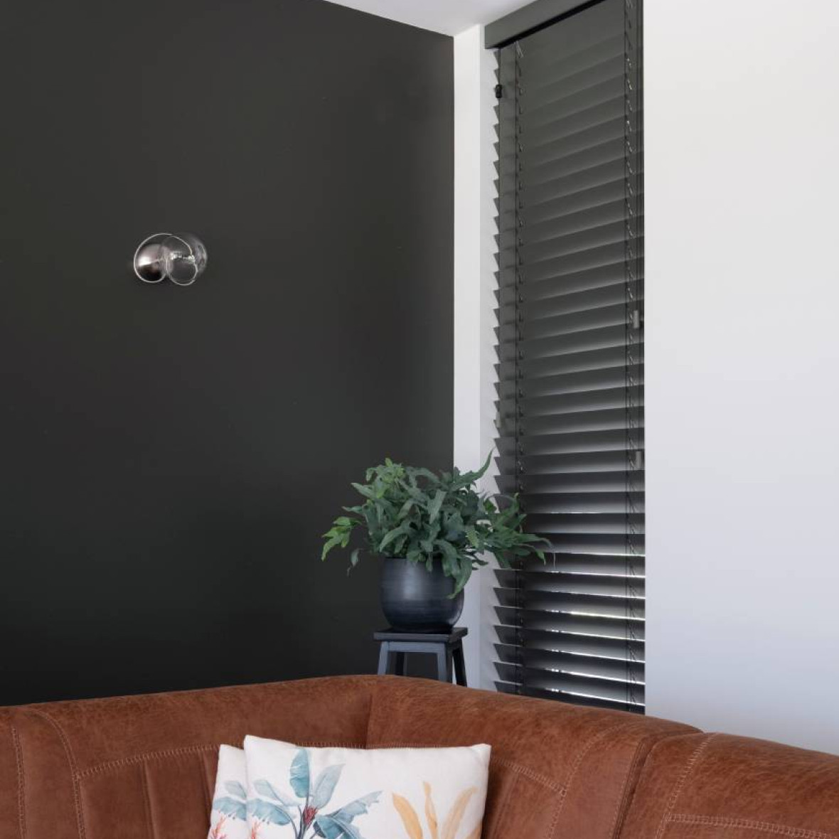 Houten jaloezieën in de woonkamer | JASNO